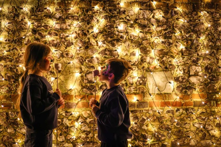 The magic of Glow Marwell returns - Marwell Zoo
